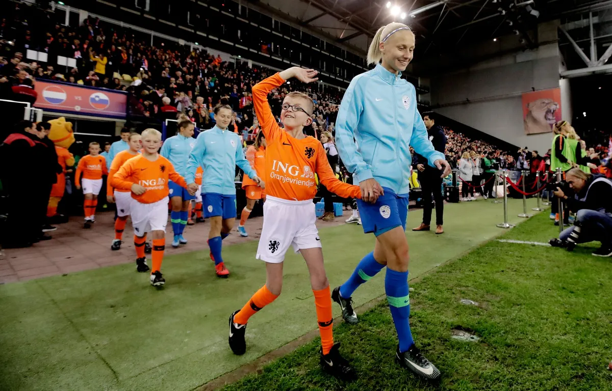 Dove jeugdvoetballer uit Velp begeleidt Oranje Leeuwinnen