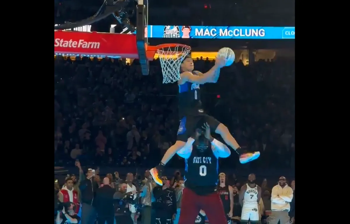VIDEO: Mac Mcclung dunks over Shaquille O'Neal to win Slam Dunk All ...
