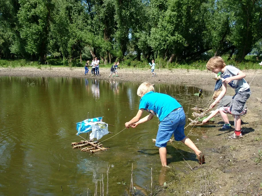 Bootjes bouwen voor op de Waal