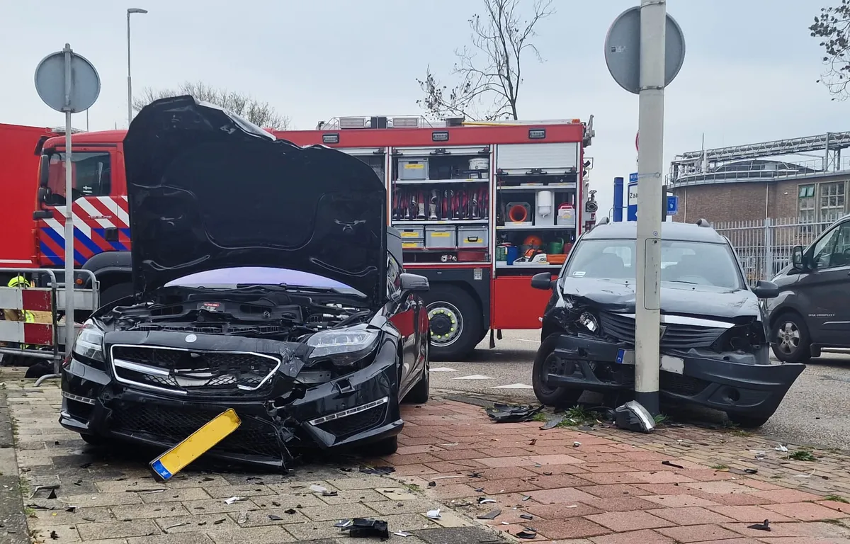 Dure Mercedes loopt zware schade op bij ongeval in Beverwijk