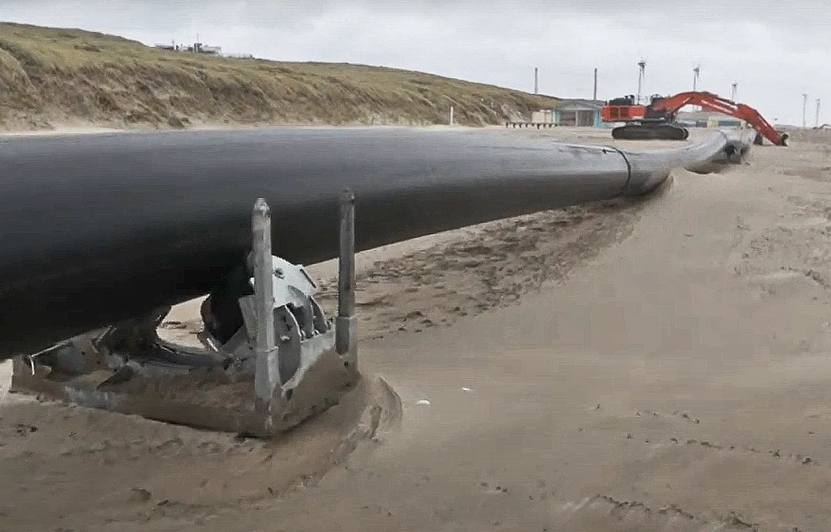 Tennet boort mantelbuizen op strand Wijk aan Zee; leggen van een ...