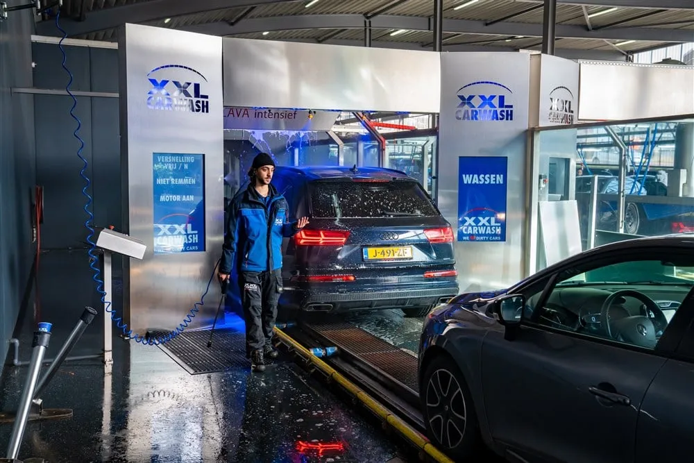 Waarom je auto zo snel mogelijk door de wasstraat moet na de vrieskou