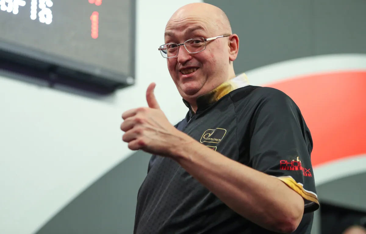 Gilding battles past debutant Owen, set to face Chisnall at PDC World ... Gilding battles past debutant Owen, set to face Chisnall at PDC World ...