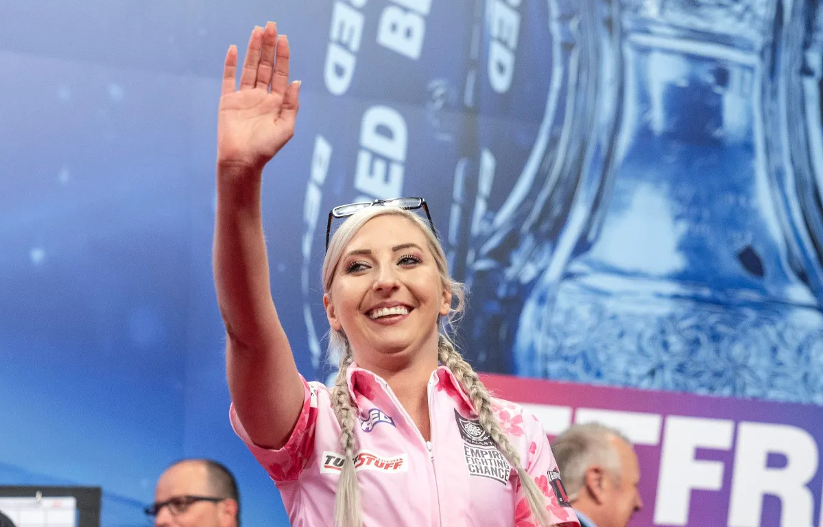 Fallon Sherrock whitewashes returning Dobromyslova before Lisa Ashton ...