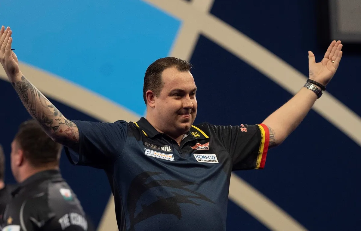 Huybrechts ist mit dem Verhalten von Price nicht zufrieden: "Er ist ...