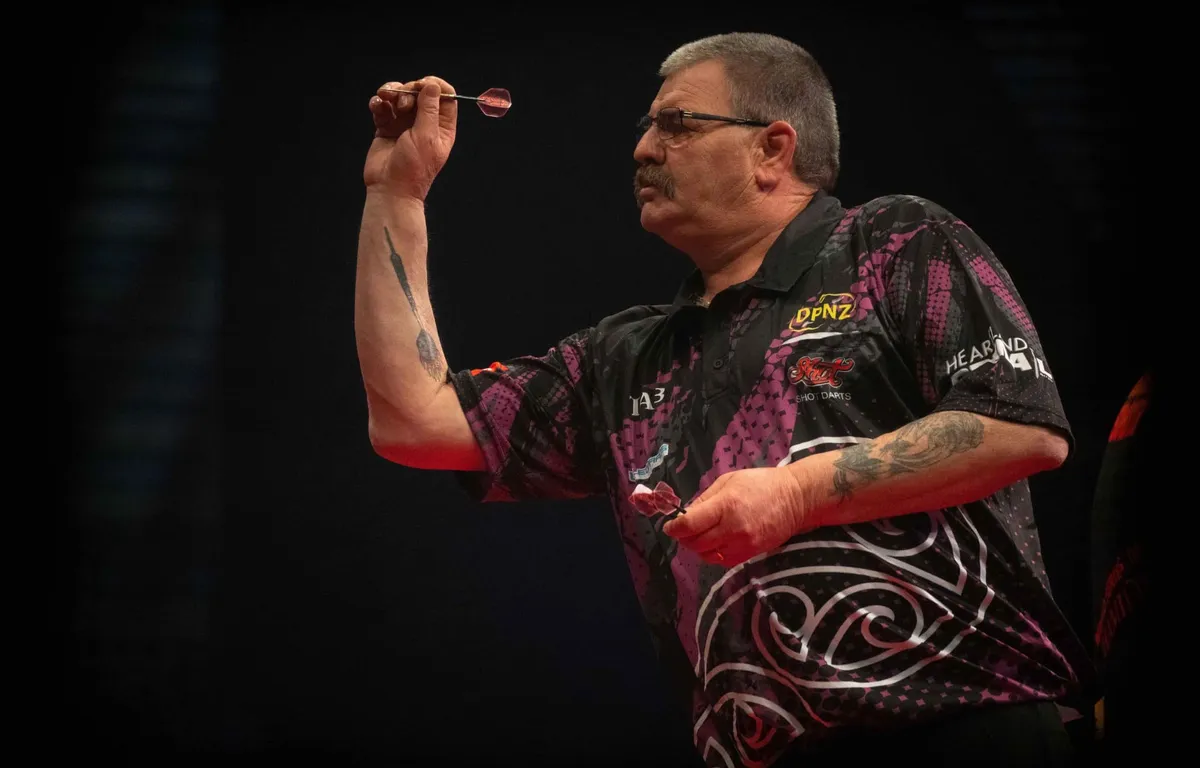 Parry verabschiedet sich mit einem Sieg über Bahrain vom Dartsport ...