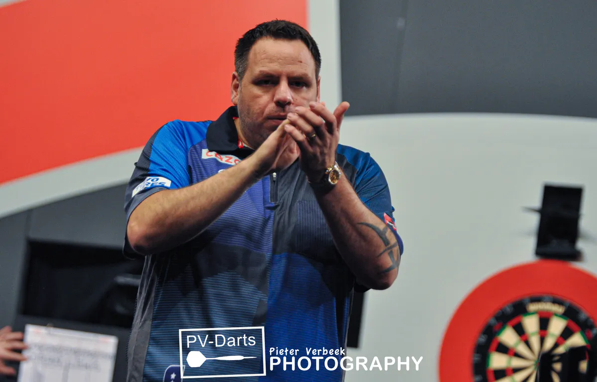 Lewis zieht bei der Darts WM reibungslos in die zweite Runde ein und ...