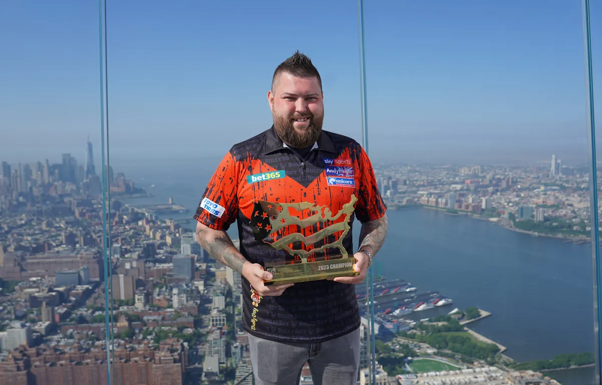 Michael Smith sah seinen eigenen Kopf auf einer Plakatwand am Times ...