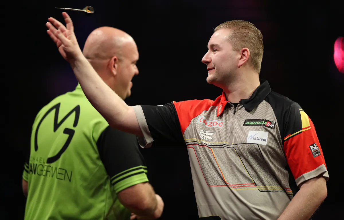 Michael van Gerwen macht sich bei der Darts-Gala über Dimitri Dimitri Van den Bergh lustig ...