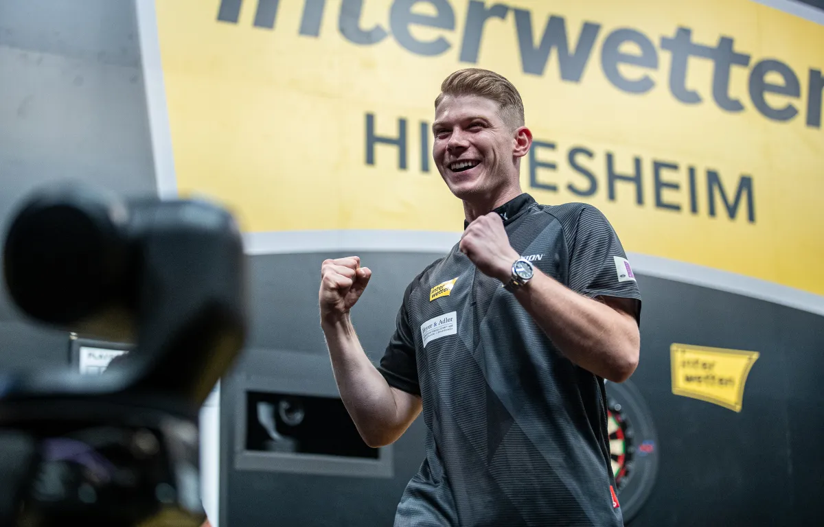 Nico Kurz zieht mit Sieg über Jonny Clayton zum ersten Mal in den ...