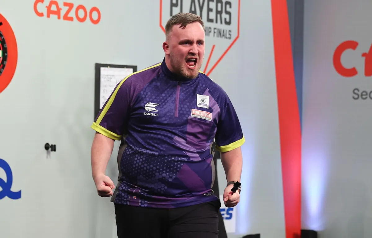 Mark Webster sieht dem Debüt von Luke Littler bei der World Darts ...