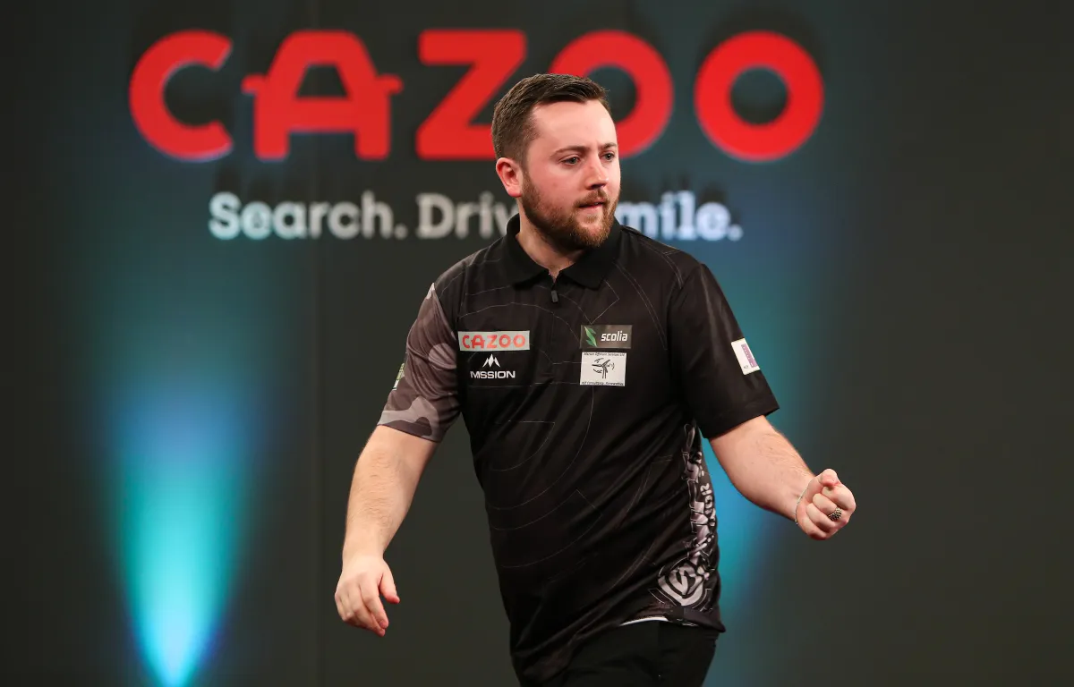 Stark spielender Connor Scutt gewinnt bei WM of Darts in drei Sätzen ...
