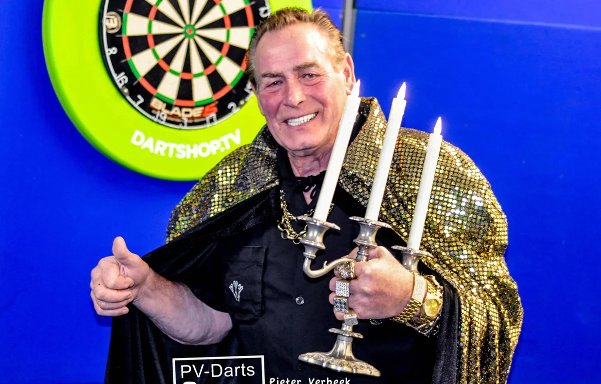 Darts-Legende Bobby George verlängert Vertrag mit Winmau Darts für drei ...