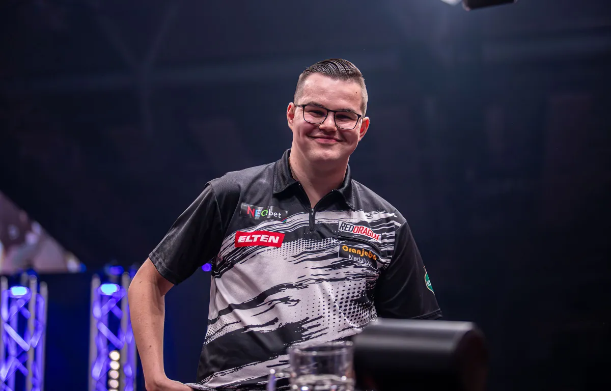 Van Veen kämpft sich bei den Austrian Darts Open an Searle vorbei ...
