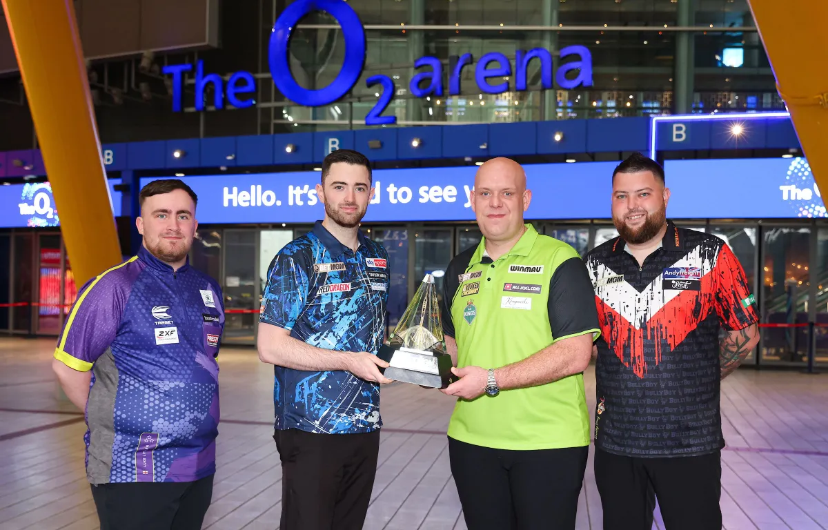 Rekordzahl von Dartfans beim Finale der Premier League Darts in der O2 ...