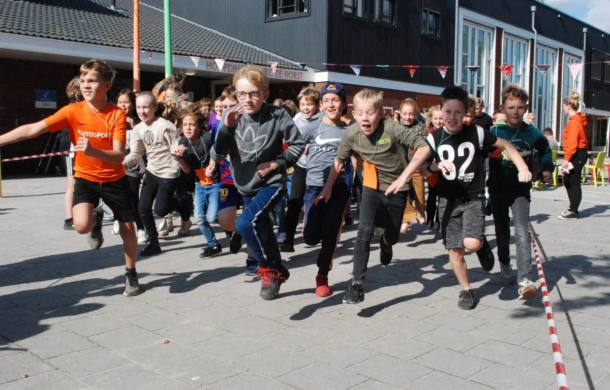 Kinderen IKC De Horst lopen hard voor nieuwe vloer van pannakooi