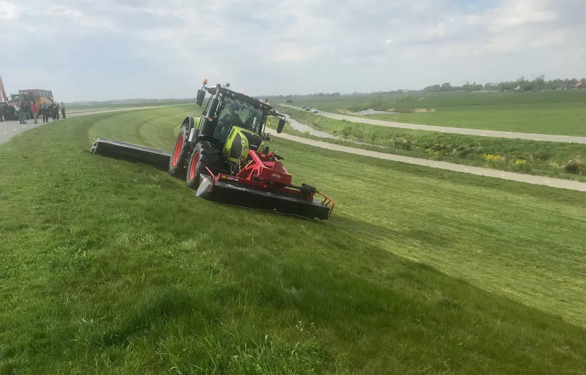 Waterschap maait in vakken voor sterke dijken en biodiversiteit