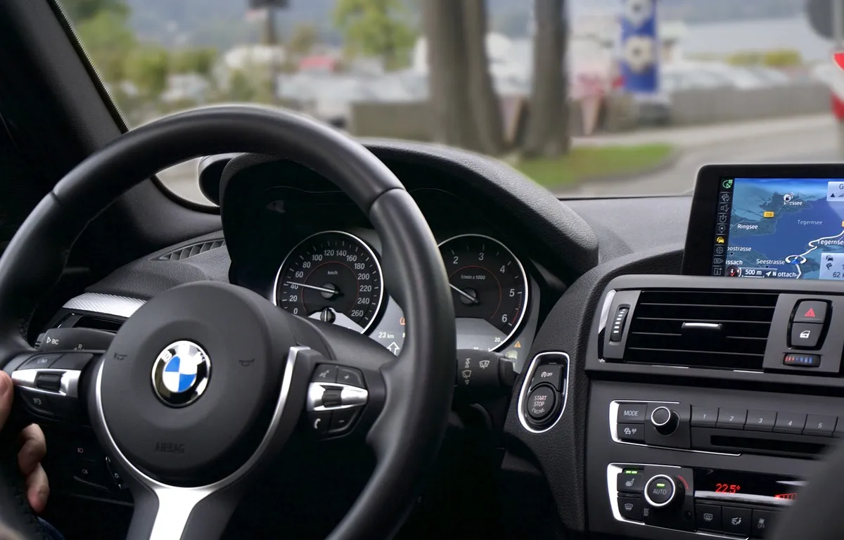 ANWB waarschuwt: doe je winterjas uit in de auto