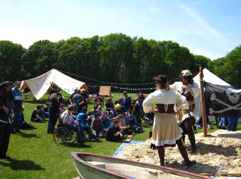 Stormvogels op kamp in Loop op Zand