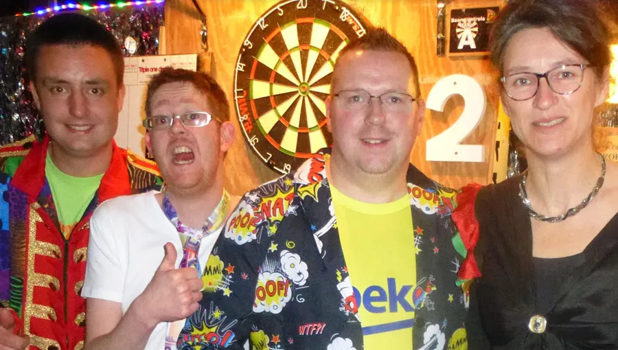 Nick Dirven en Willy v.d. Wiel winnen carnavalesk dartsfestijn