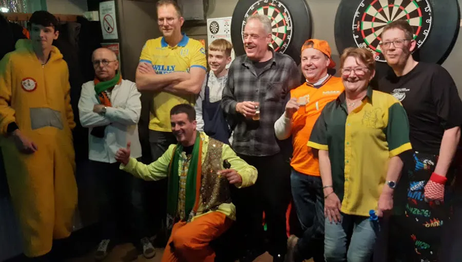 Bas de Leeuw en Dennis van Strien winnen carnavalesk dartstoernooi