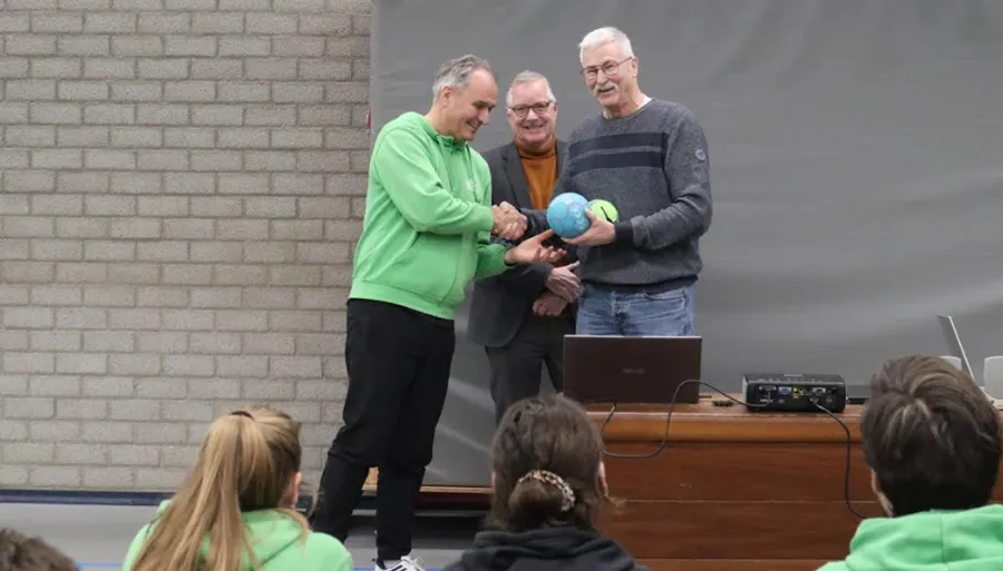 Basisschoolkinderen kunnen handballen bij de gymlessen