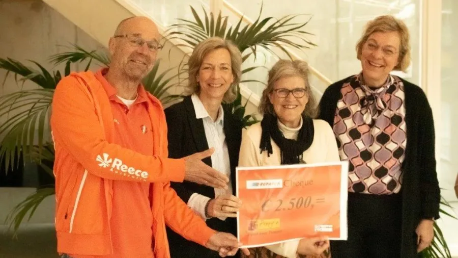 Roparunteam ‘t Halve Zolenlijntje mag cheques uitdelen voor de ...