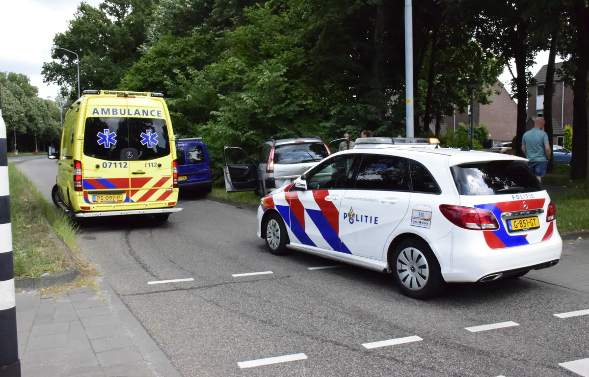 Kop-staartbotsing op kruispunt in Ede
