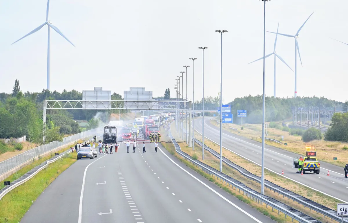 A16 in beide richtingen dicht na brand (update)