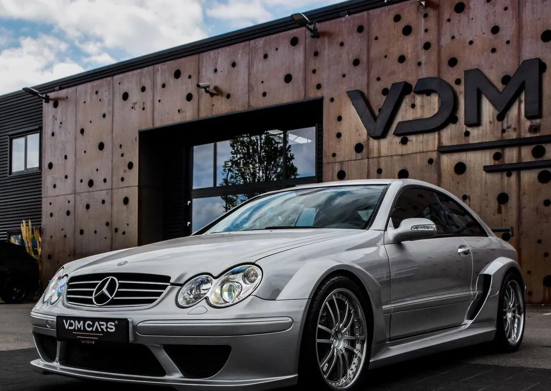 Deze überbrute CLK 55 DTM AMG kan binnenkort op jouw oprit staan