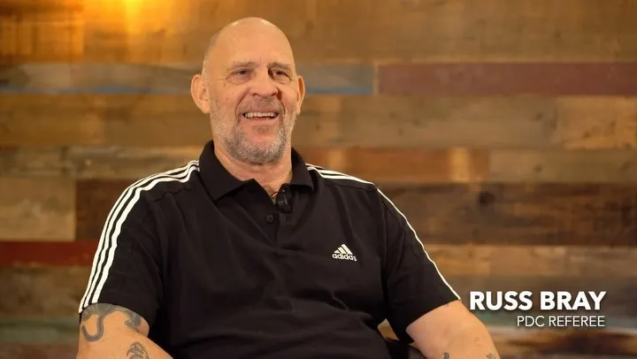 “180” zal nooit meer hetzelfde klinken: legendarische dartsscheids Russ ...