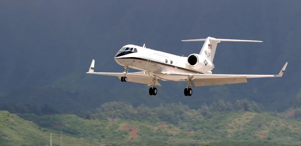 Piloten showen vlieg skills als ze rakelings over het water zweven