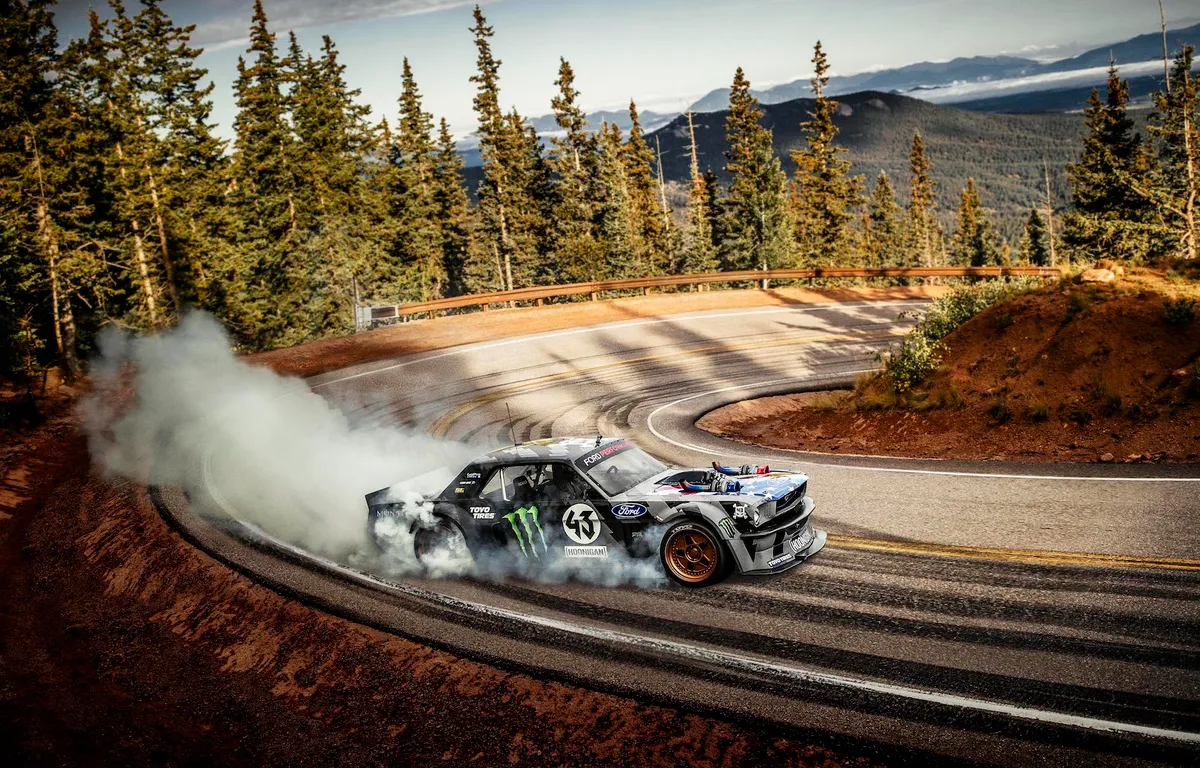 Ken Block drift over Pikes Peak in zijn 1.400 pk sterke Ford Mustang