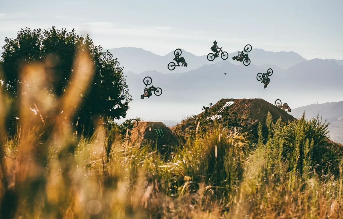 Darkfest bewijst zich als het gruwelijkste mountainbike event van het jaar