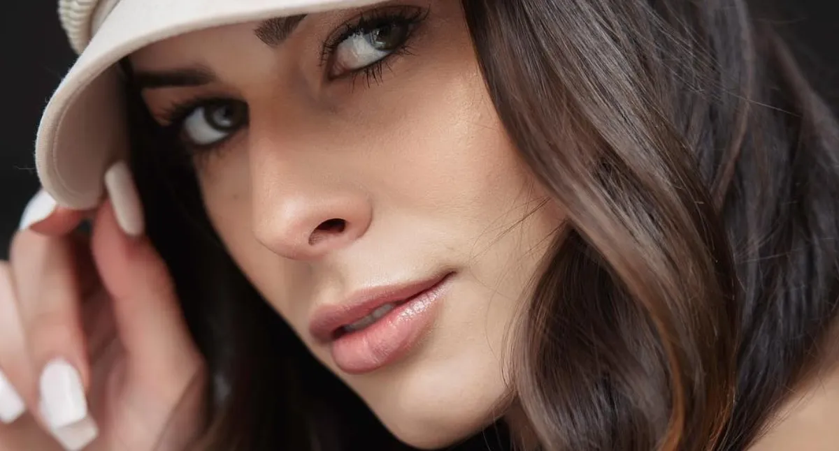 Fleur je woensdagavond op met de bloedhete kiekjes van Dev Bender