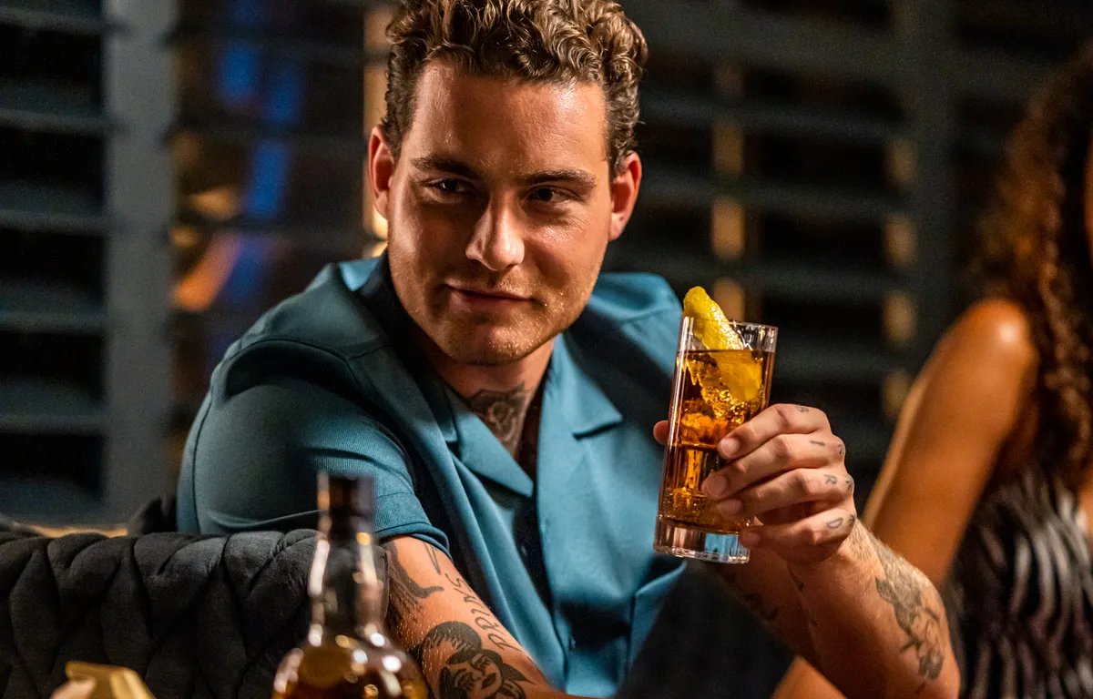 Douwe Bob over whisky, het prijskaartje van zijn tattoos en zijn liefde ...