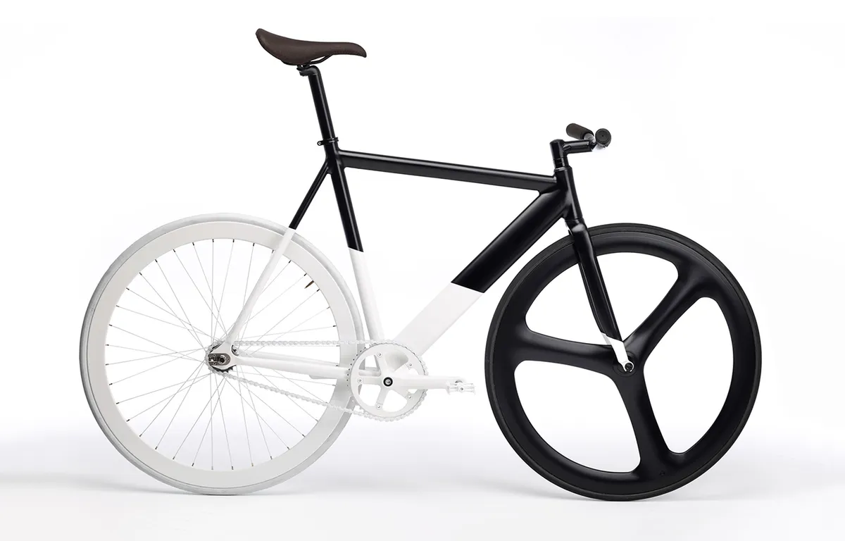 Black-White Fixie is het kunstwerk onder de fietsen