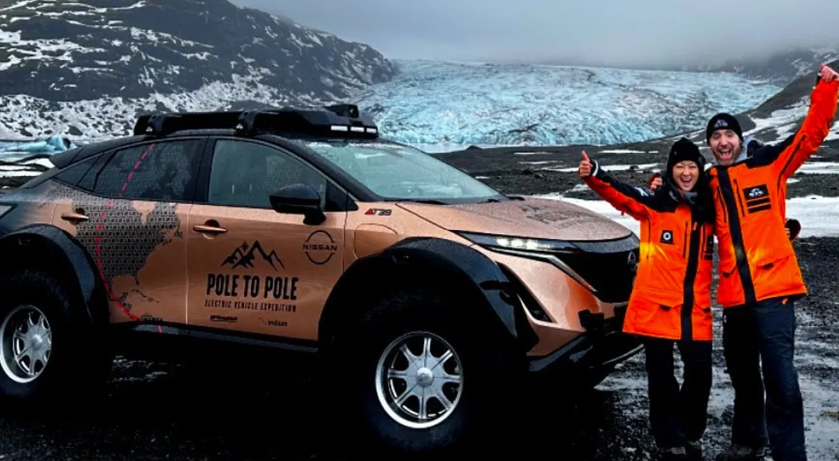 Twee waaghalzen gaan van pool tot pool in een elektrische auto