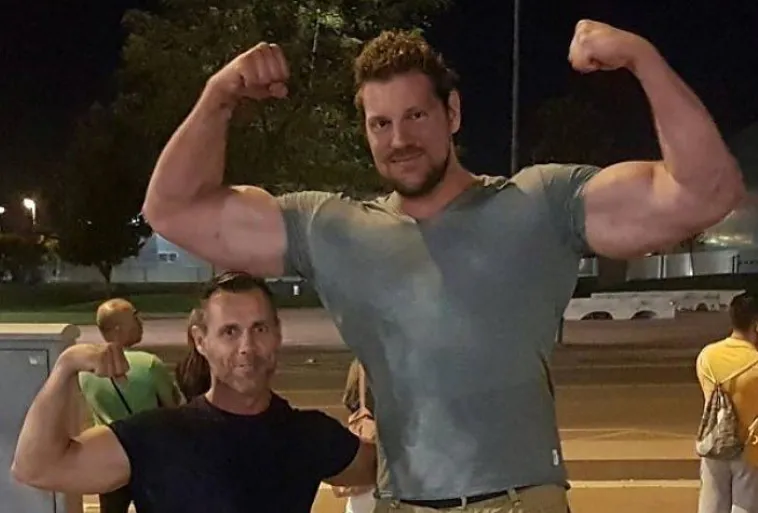 Nederlandse bodybuilder The Dutch Giant speelt met Scarlett Johansson ...