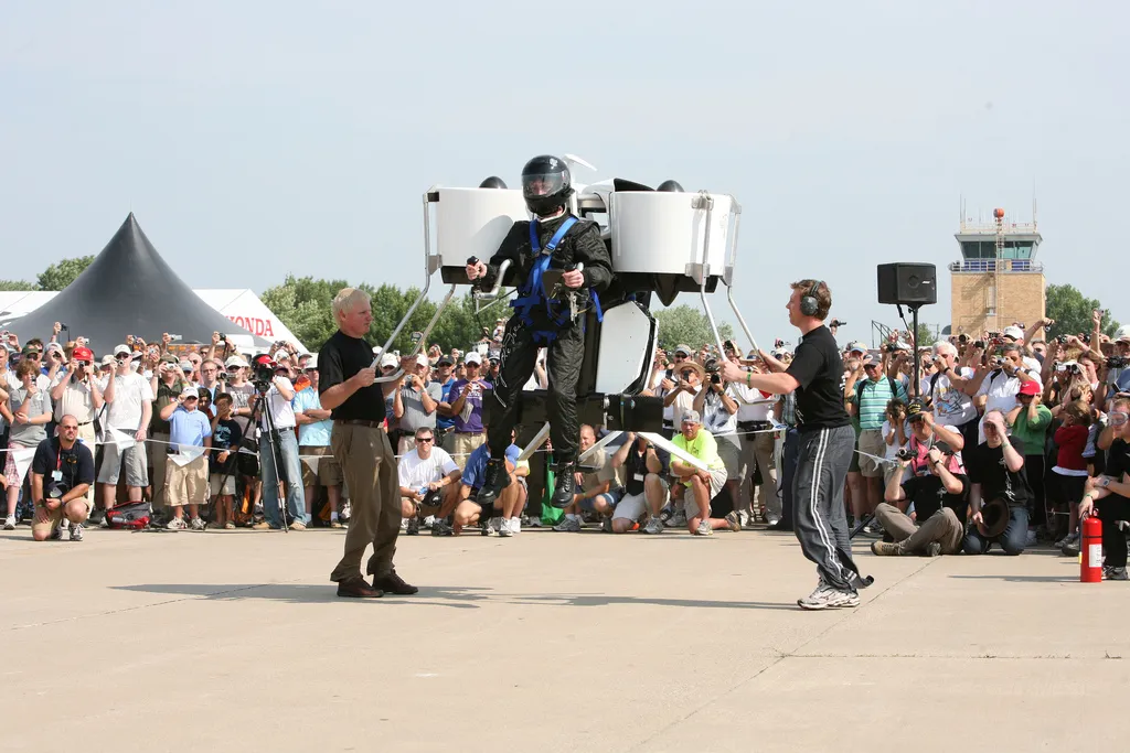 Jetpack gaat strijd aan met Dodge Challenger op circuit