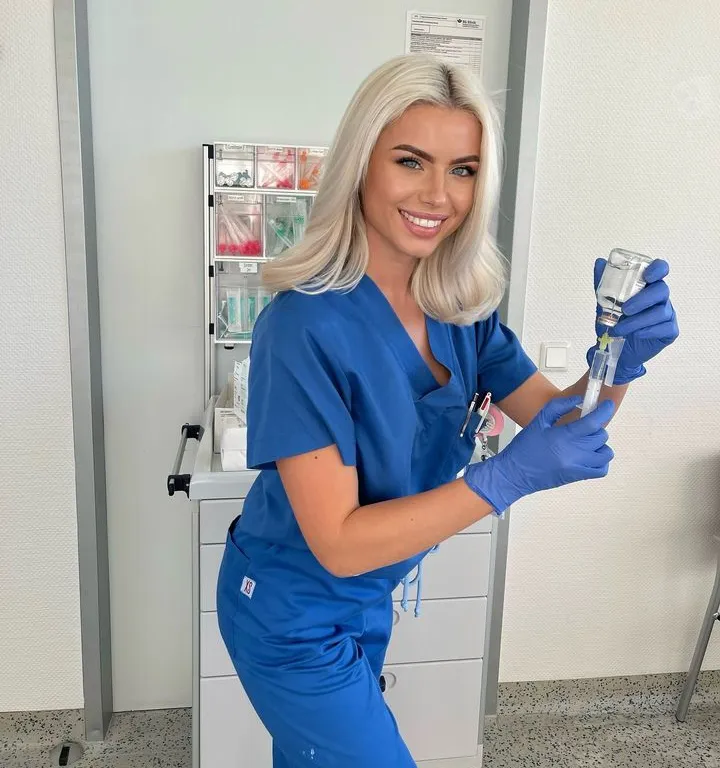 Laat je heerlijk verzorgen door de knappe verpleegster Kim Schiele