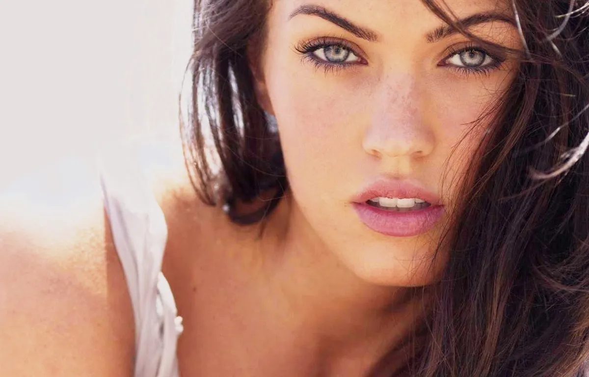 Onweerstaanbare Megan Fox heter dan ooit in lingerie video