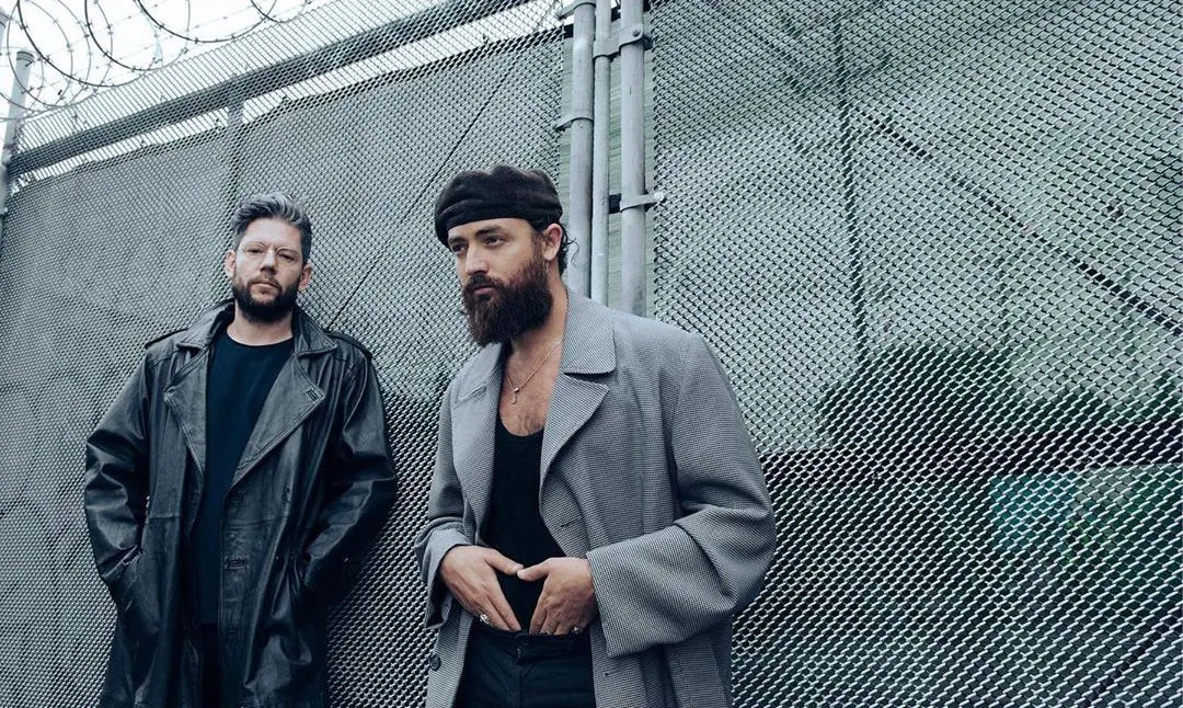 Howling dropt met Colure godsgruwelijk lekker nieuw album