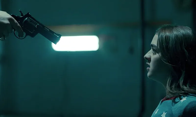 Guy heeft superkrachten door smartphone in zijn brein in Netflix film iBoy