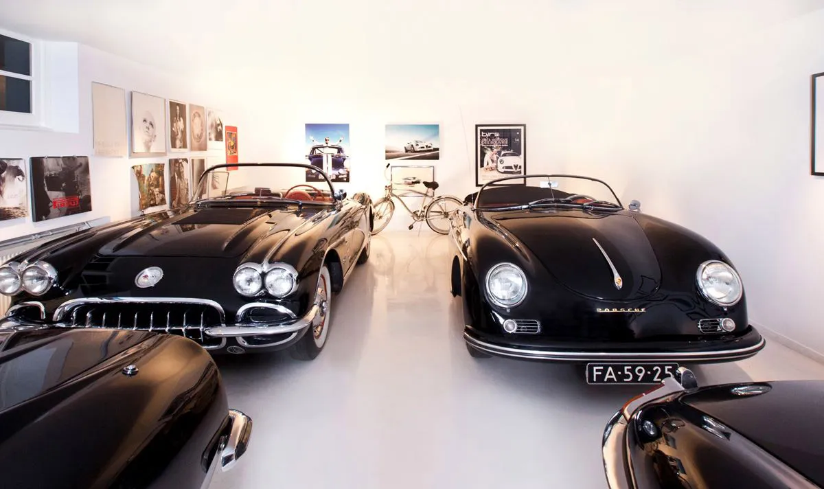 Jan des Bouvrie mag trots zijn op zijn prachtige garage-inhoud