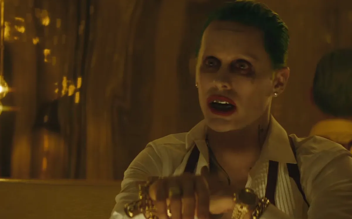 Jared Leto kruipt in de rol van Playboy-koning Hugh Hefner
