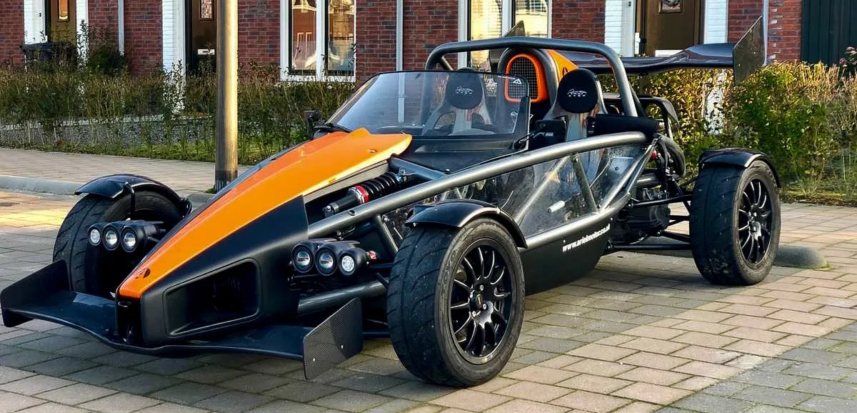 Helmonds restaurant brengt bestellingen in racewagen van deur tot deur