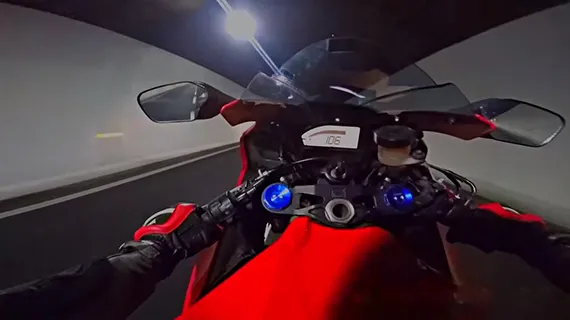 Professioneel waaghals Max Wrist wheeliet met 200km/u door de nacht