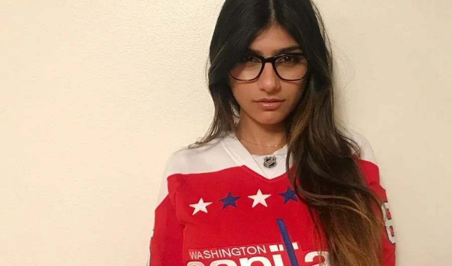 Wereldberoemde bril van Mia Khalifa voor mega bedrag over de toonbank