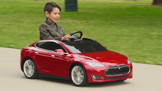 Dit mini-Teslaatje is het tofste cadeau dat je een klein ventje kan geven